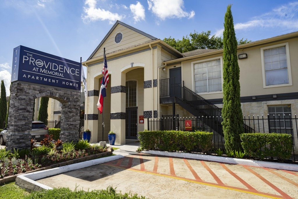 Providence at Memorial Apartments in Houston, TX | ApartmentHomeLiving.com
