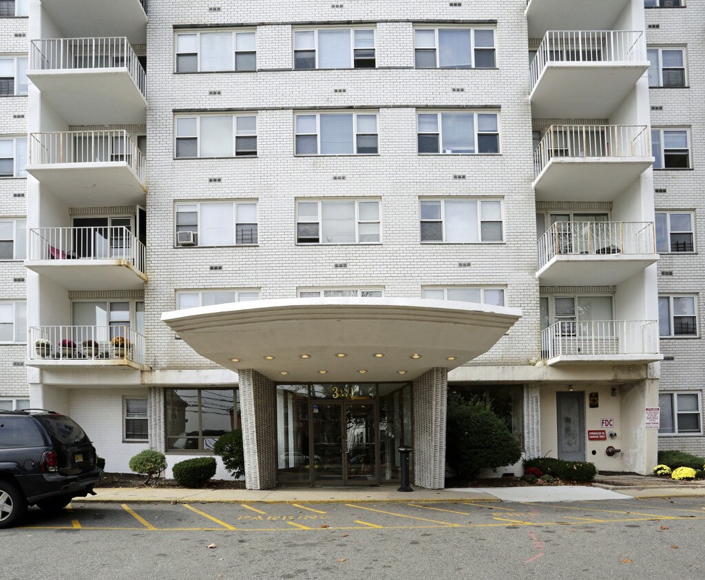 Addison Towers Apartments in Newark, NJ | ApartmentHomeLiving.com