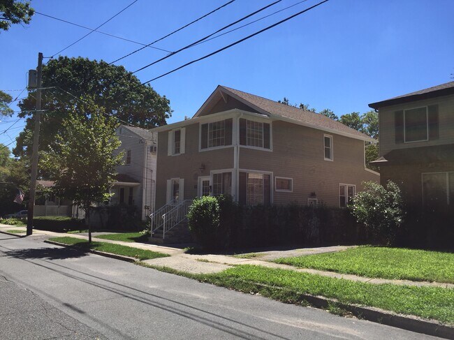 12 8th Ave | Rentals in Hawthorne, NJ