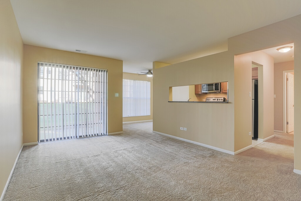 Clover Ridge East Apartments in Palatine, IL | ApartmentHomeLiving.com