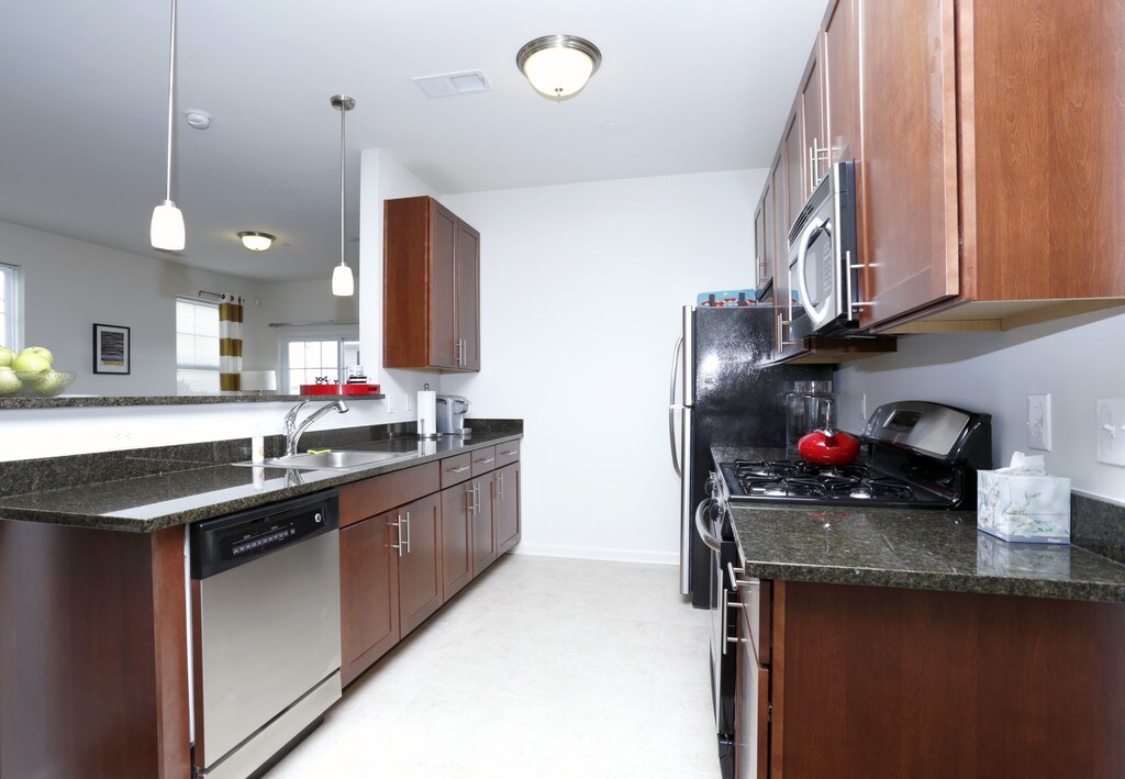 Stone Bridge at Raritan Apartments in Raritan, NJ | ApartmentHomeLiving.com