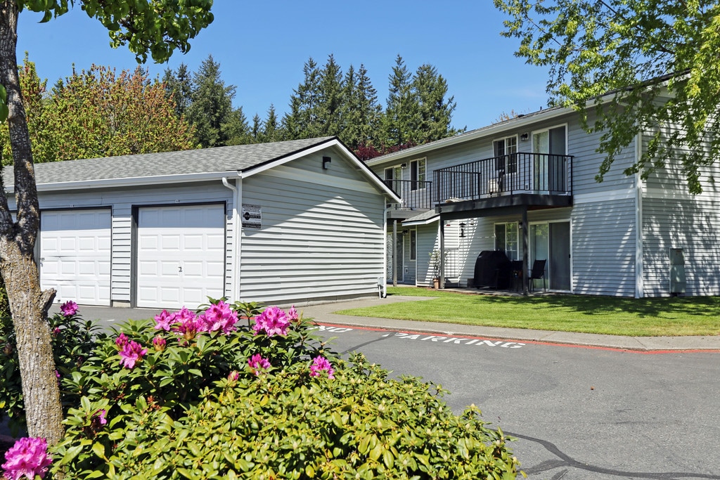 Maple Crossing Apartments in Maple Valley, WA | ApartmentHomeLiving.com