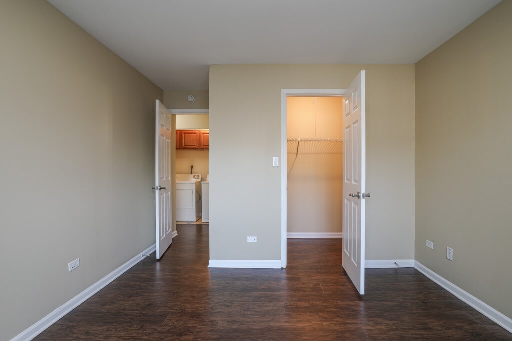 Clover Ridge East Apartments in Palatine, IL | ApartmentHomeLiving.com