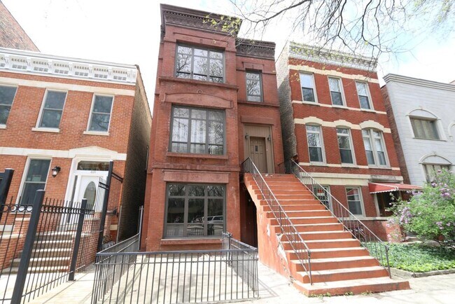 826 S Loomis St | Rentals in Chicago, IL