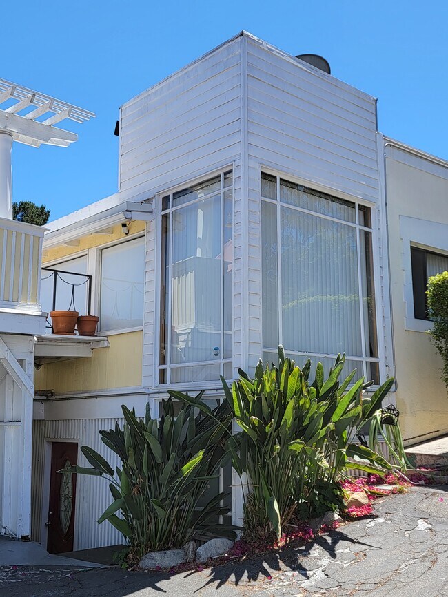 7004 Loyal Trl | Rentals in Los Angeles, CA