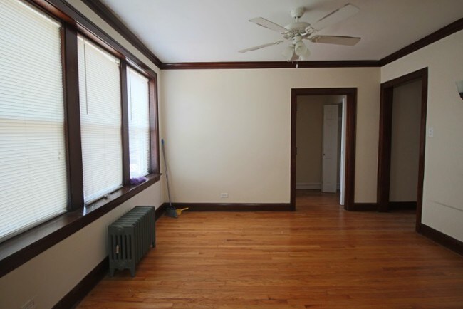5427 W Addison St | Rentals in Chicago, IL