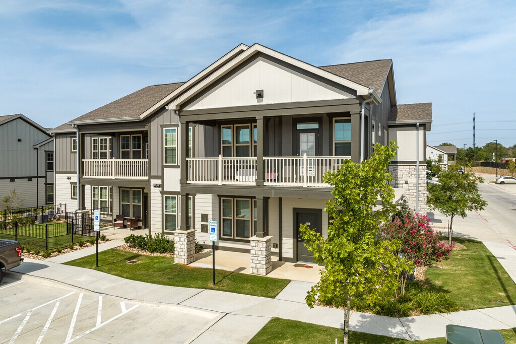 The Bradbury Apartments in Grand Prairie, TX | ApartmentHomeLiving.com