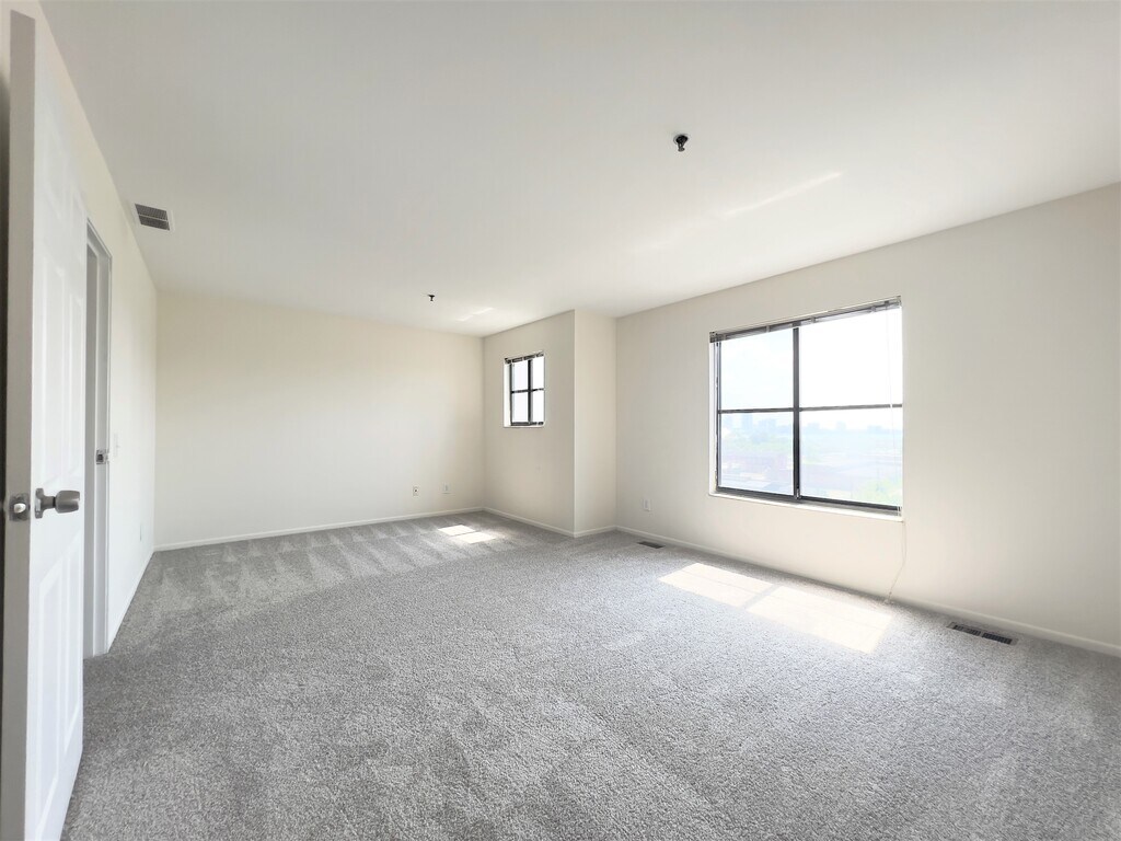 River Place Apartments in Detroit, MI | ApartmentHomeLiving.com