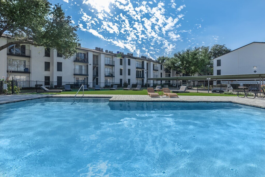 Villas on Rosemeade East Apartments in Dallas, TX | ApartmentHomeLiving.com