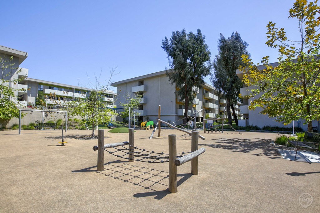 The Chadwick Apartments in Los Angeles, CA | ApartmentHomeLiving.com