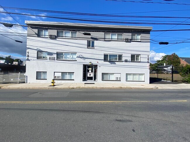 172 School St | Rentals in Waltham, MA