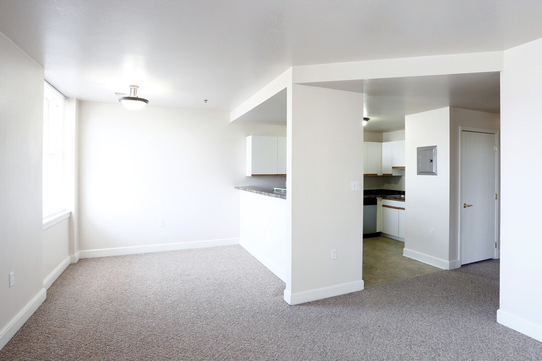 Commodore Perry Apartments in Toledo, OH | ApartmentHomeLiving.com