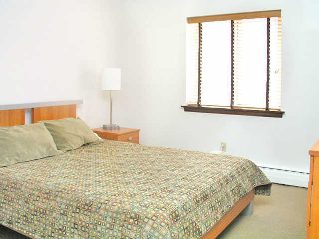 Woods View Apartments in Milwaukee, WI | ApartmentHomeLiving.com