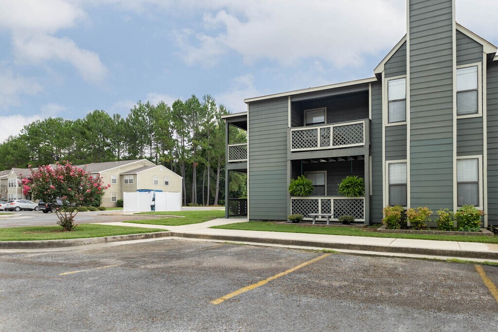 Courtney Square Apartments in Decatur, AL | ApartmentHomeLiving.com