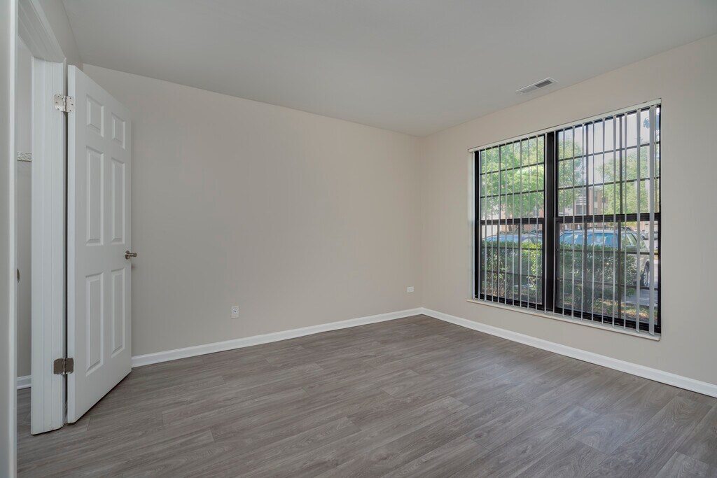 Clover Ridge East Apartments in Palatine, IL | ApartmentHomeLiving.com