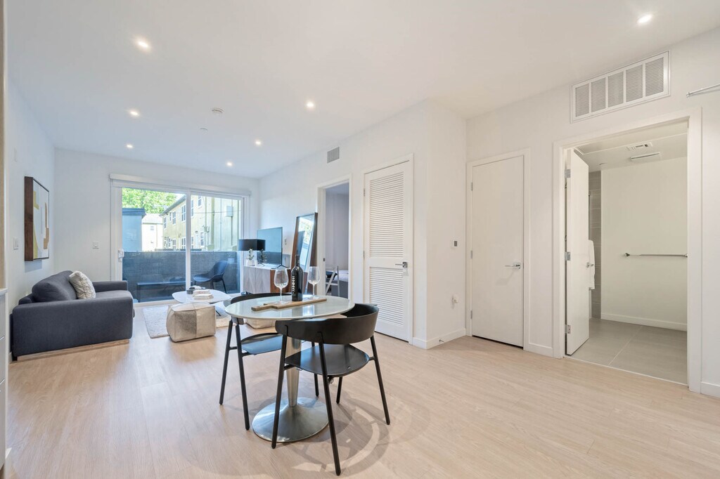 Concourse Apartments in Los Angeles, CA | ApartmentHomeLiving.com