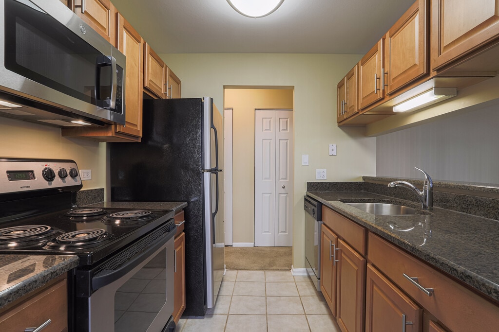 Clover Ridge East Apartments in Palatine, IL | ApartmentHomeLiving.com