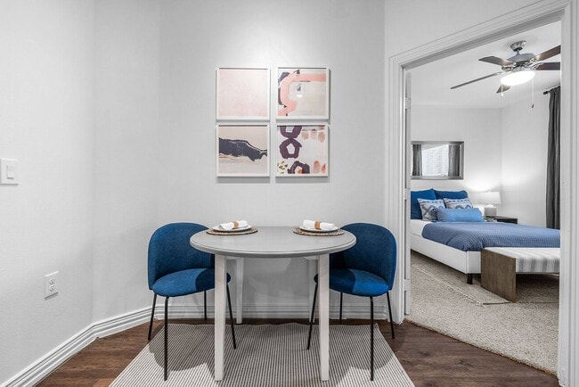 Bell Gateway Village Apartments in Plano, TX | ApartmentHomeLiving.com