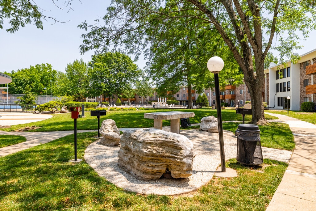 The Columns Apartments in Springfield, MO | ApartmentHomeLiving.com