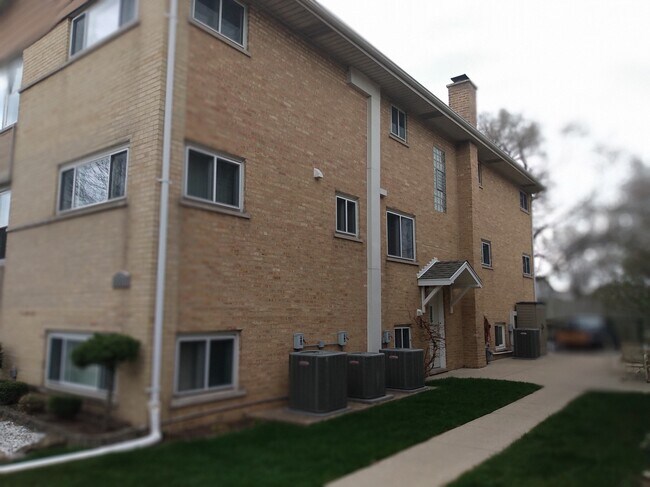 9511 Lawrence Ct | Rentals in Schiller Park, IL