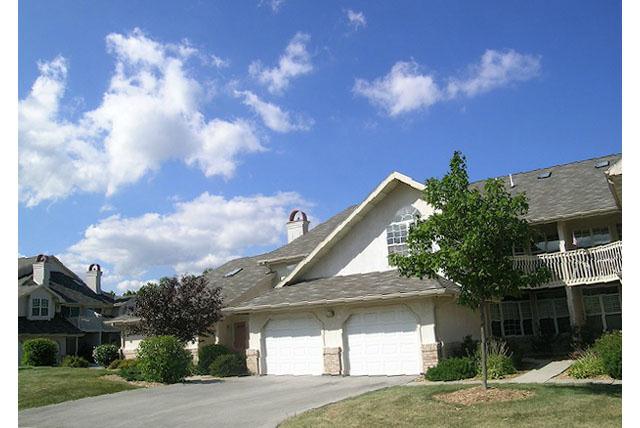 Springbrook Cercle Apartments in Oak Creek, WI | ApartmentHomeLiving.com