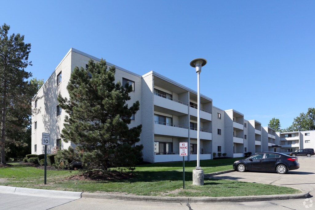 Stone Pointe Apartments in Willoughby, OH | ApartmentHomeLiving.com