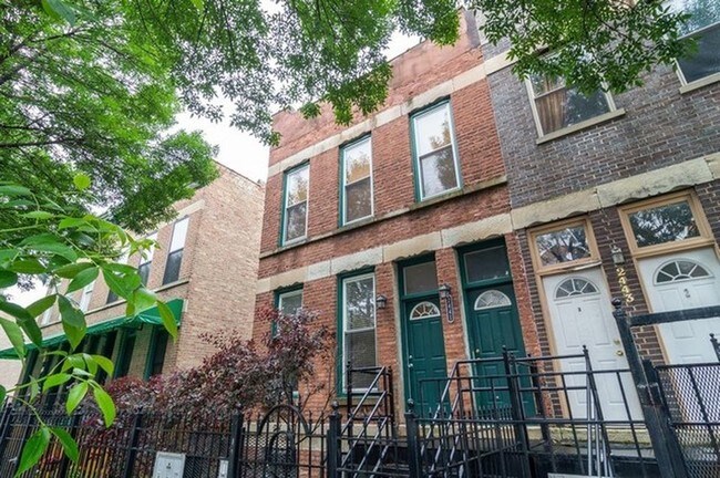 2441 W Harrison St | Rentals in Chicago, IL