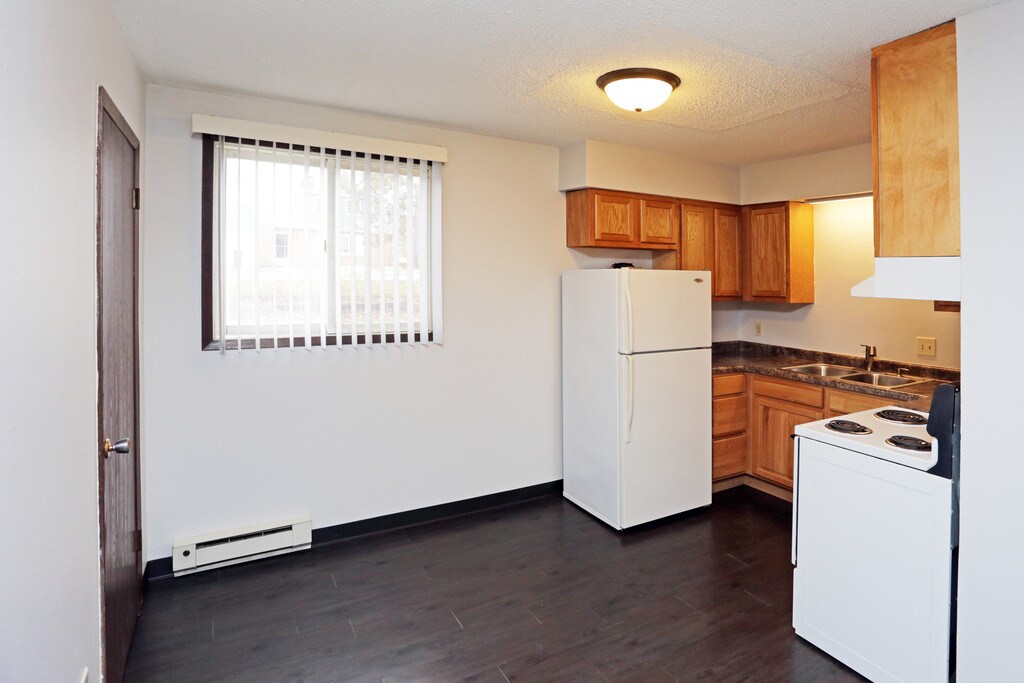 Country Club View Apartments in Cedar Rapids, IA | ApartmentHomeLiving.com