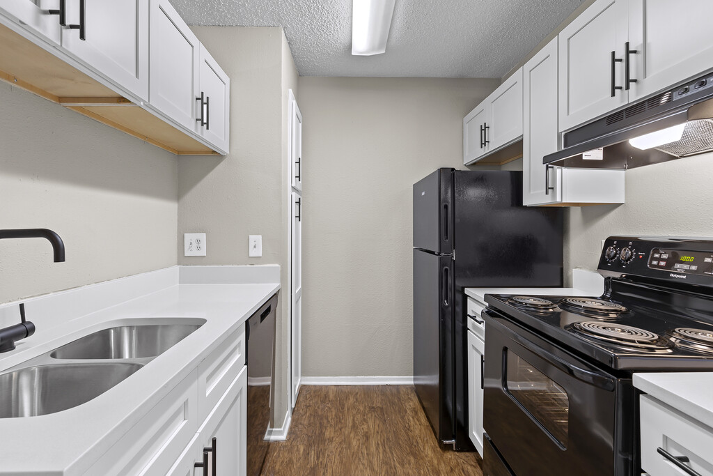 Arlington Oaks Apartment Homes in Arlington, TX | ApartmentHomeLiving.com