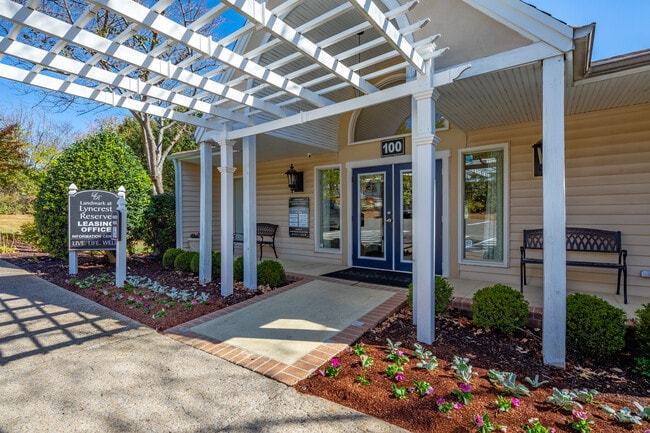 Landmark at Lyncrest Reserve | Nashville, TN Apartments