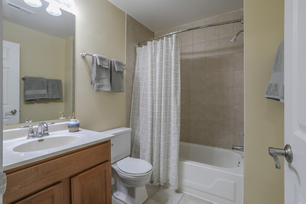 Clover Ridge East Apartments in Palatine, IL | ApartmentHomeLiving.com