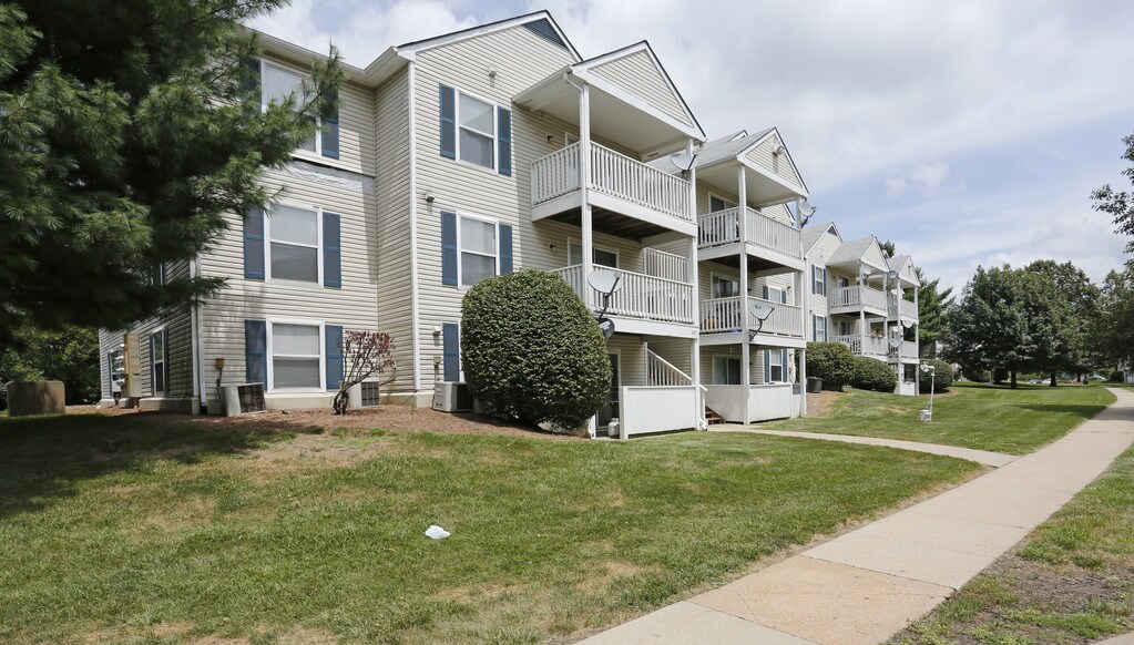 Pine Woods Apartments | Springfield, IL Apartments