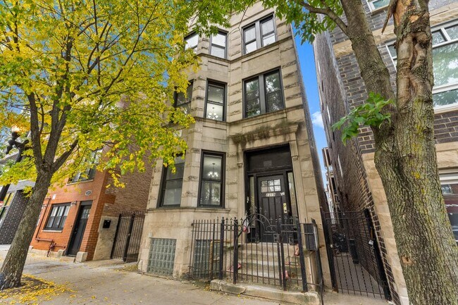 2319 W Taylor St | Rentals in Chicago, IL