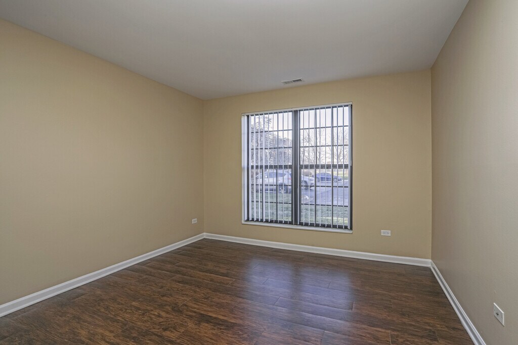 Clover Ridge East Apartments in Palatine, IL | ApartmentHomeLiving.com