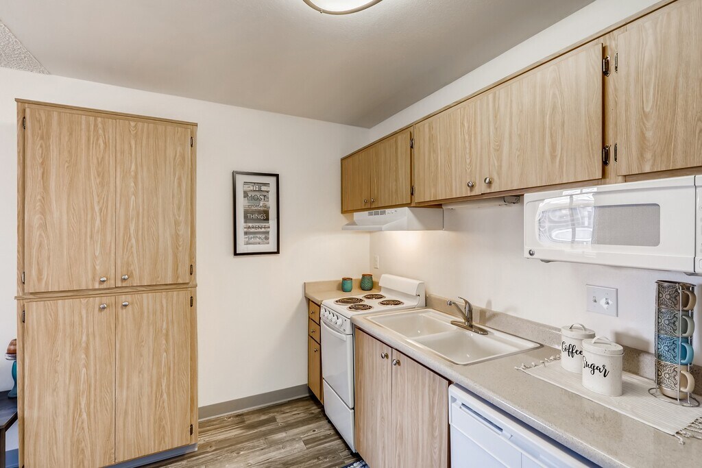 Overlook at Sunset Point Apartments in Layton, UT | ApartmentHomeLiving.com