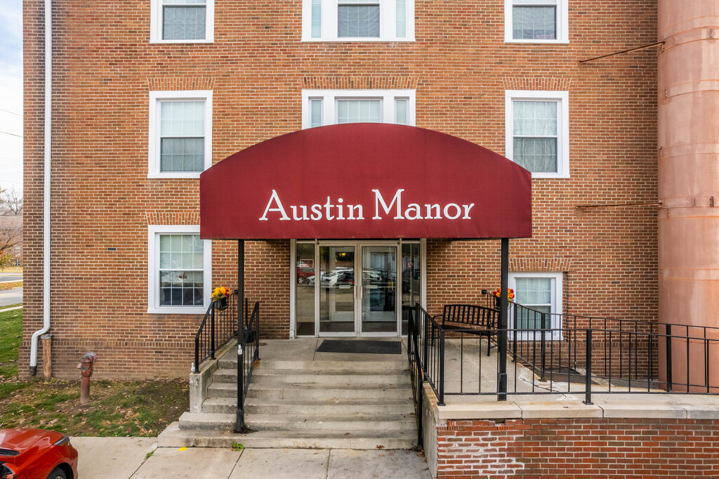 Austin Manor Apartments in Delaware, OH | ApartmentHomeLiving.com