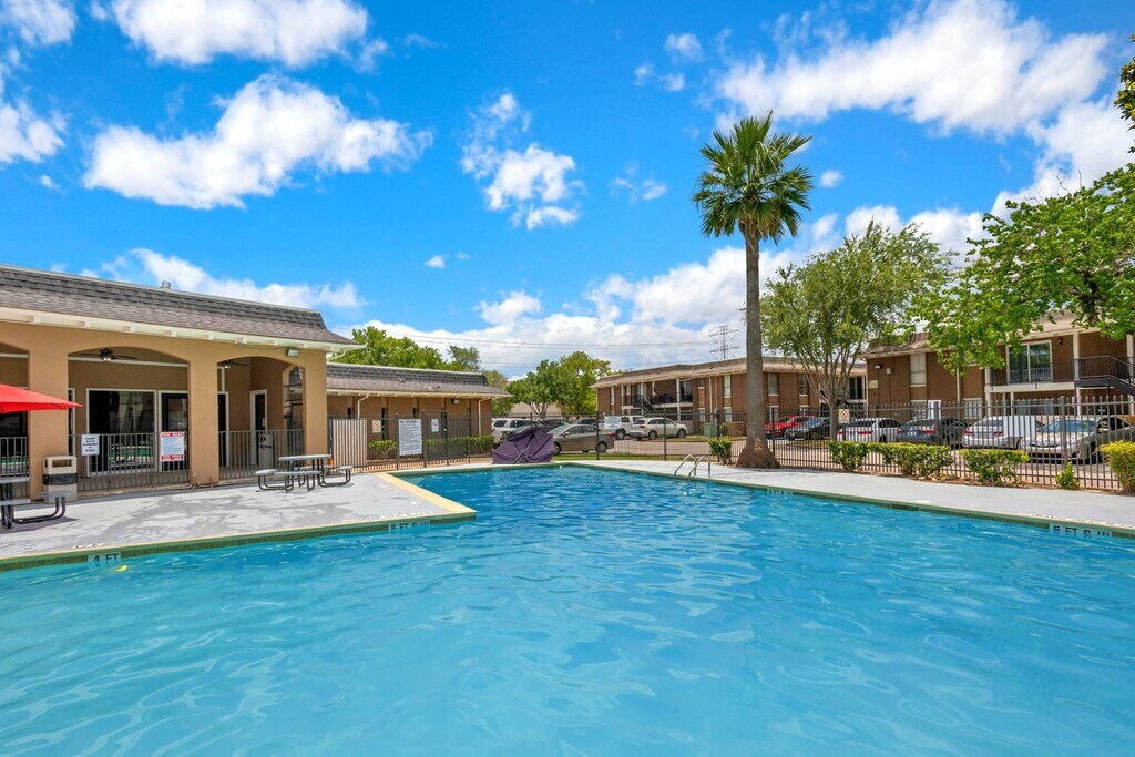 The Alora Apartments in Houston, TX | ApartmentHomeLiving.com