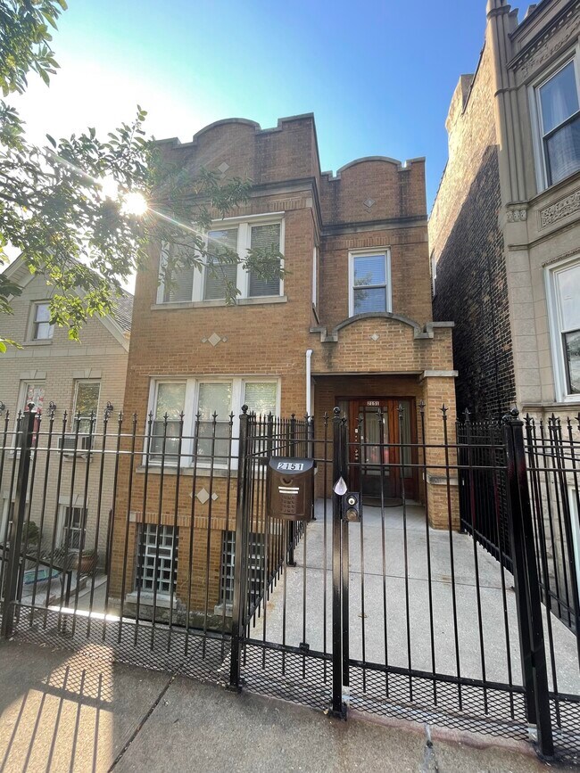 2151 W 21st Plz | Rentals in Chicago, IL