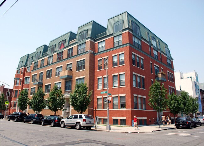 Roebling Square at North 8th Apartments | Brooklyn, NY Apartments For Rent