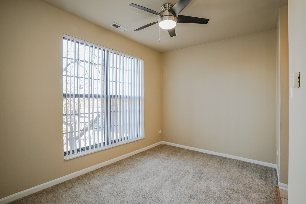 Clover Ridge East Apartments in Palatine, IL | ApartmentHomeLiving.com