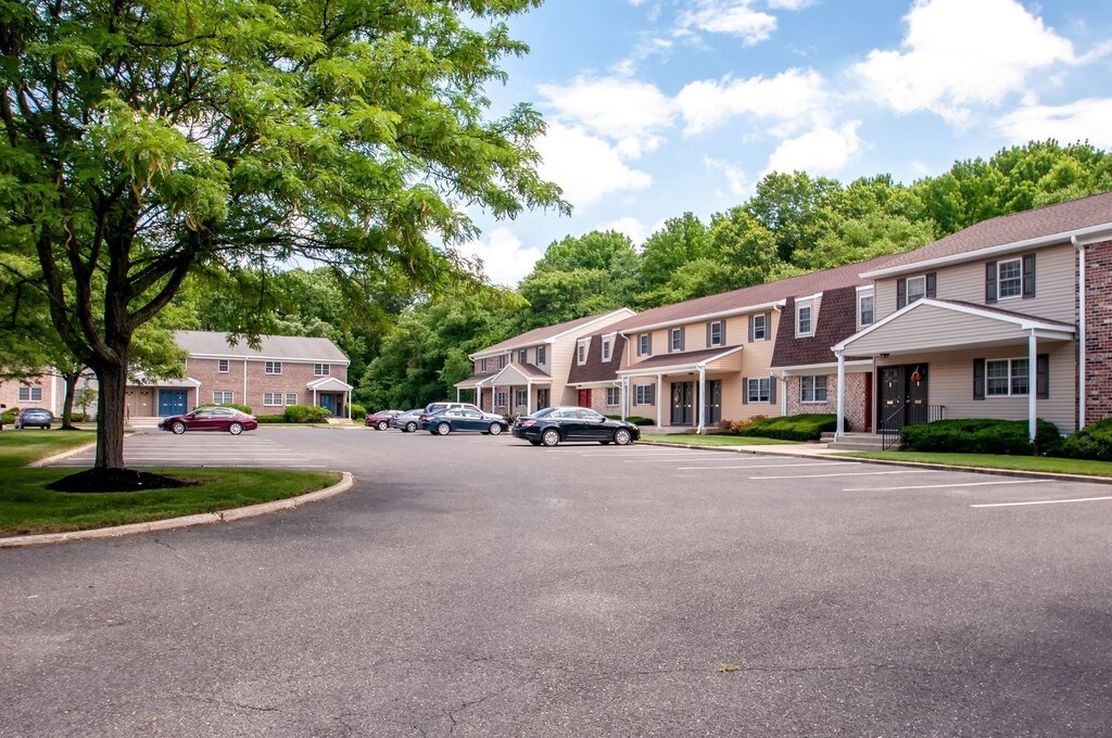 Kuser Village Apartments in Hamilton, NJ | ApartmentHomeLiving.com