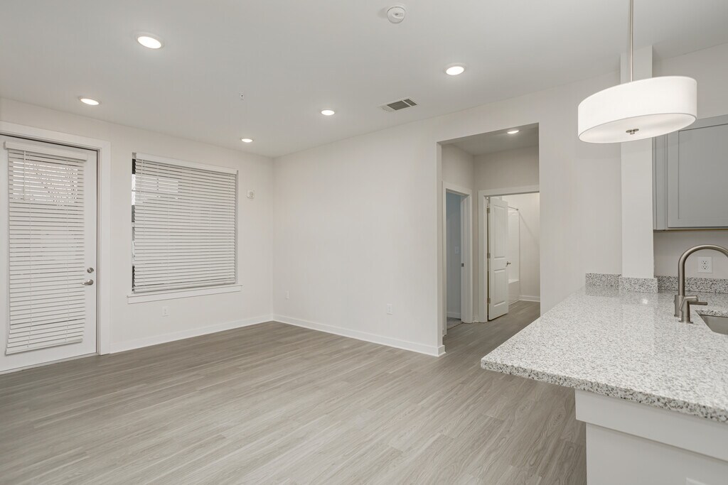 Ridge Road Flats Apartments in Tallahassee, FL | ApartmentHomeLiving.com