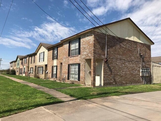 101 E Hospital Dr-Unit -1 | Rentals in Angleton, TX
