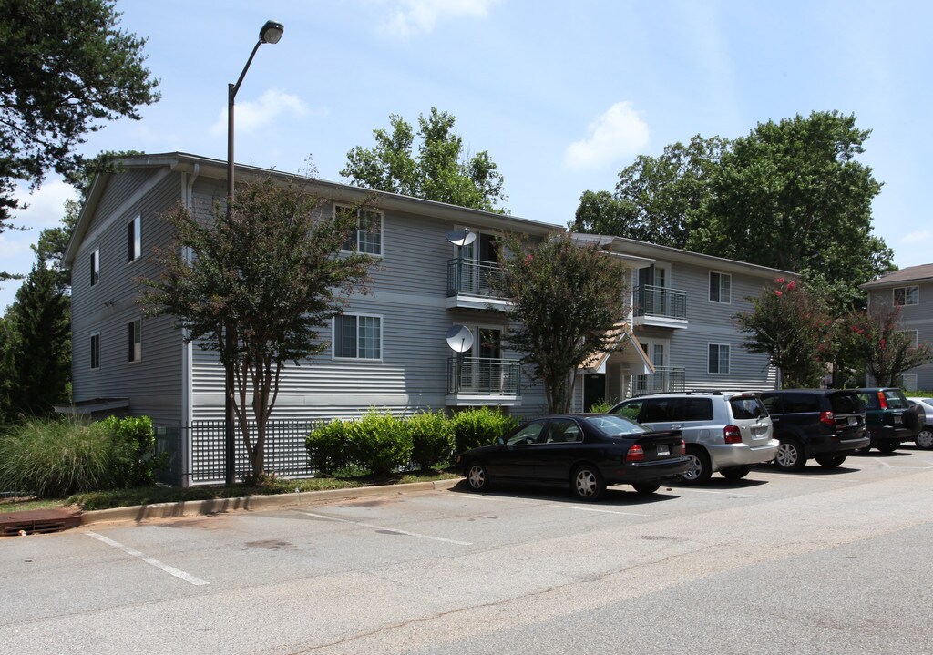 Spring Chase Apartments in Stone Mountain, GA | ApartmentHomeLiving.com