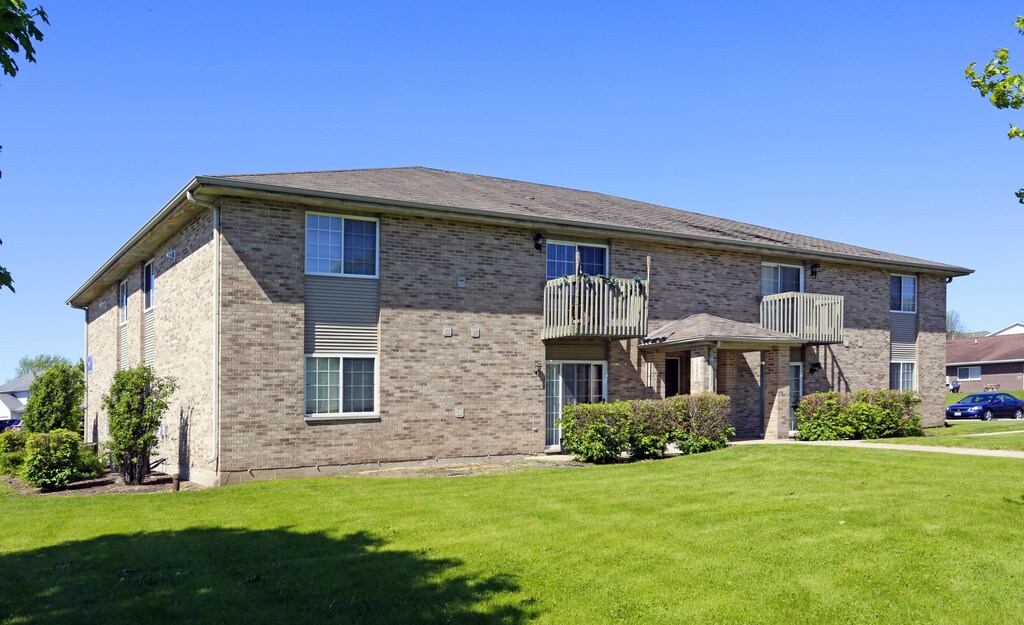 Hunter Star Properties Apartments in Dekalb, IL | ApartmentHomeLiving.com