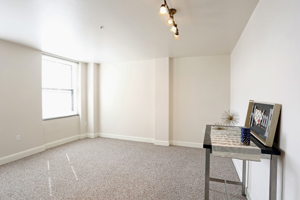 Commodore Perry Apartments in Toledo, OH | ApartmentHomeLiving.com