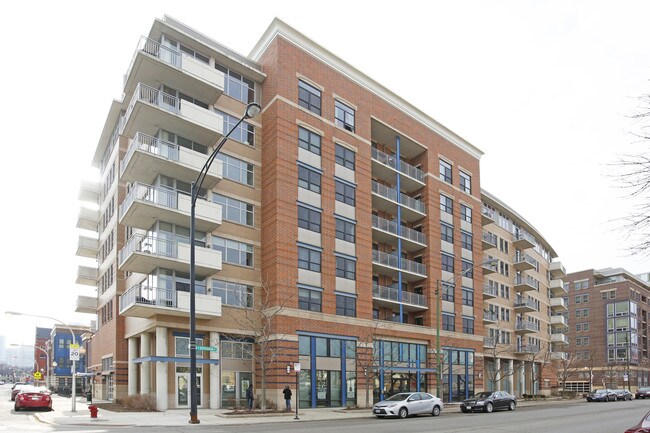 ParkSide of Old Town Apartments | Chicago, IL Apartments For Rent
