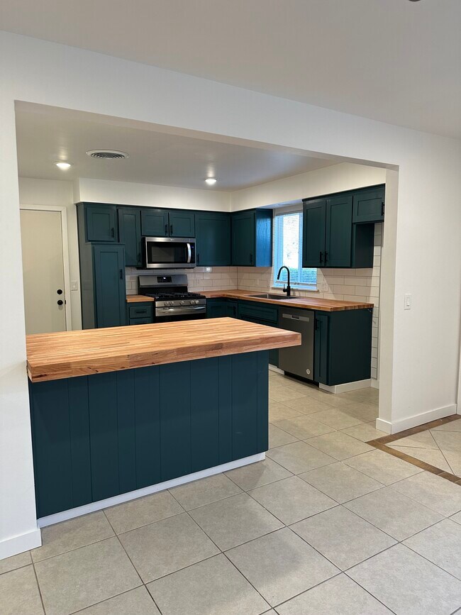 313 W China Grade Loop | Rentals in Bakersfield, CA