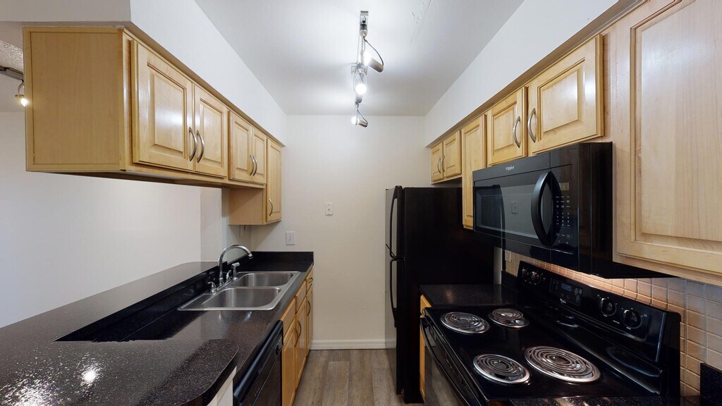 Lakewood Place Apartments in Brandon, FL | ApartmentHomeLiving.com