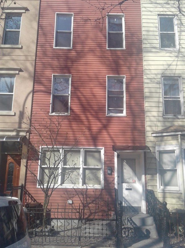 961 Lorimer St | Rentals in Brooklyn, NY